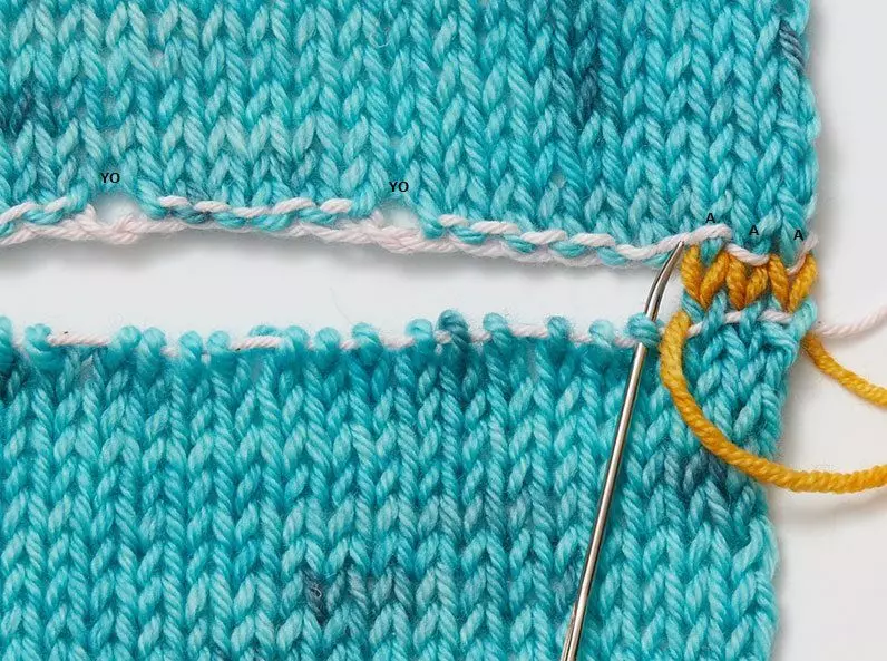 1. korak zaporedja B: pleteno vstavite iglo za tapiserej v šiv na spodnjem kosu.