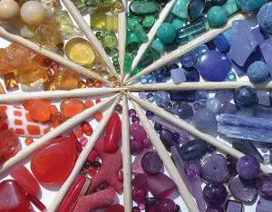 Citiți aceste 4 sfaturi pentru a lucra cu culori vii în designul dvs. de bijuterii.