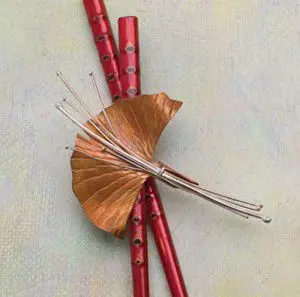 U ovom besplatnom vodiču saznajte kako napraviti ovaj prekrasan projekat dizajna nakita od broša od listova Gingko.