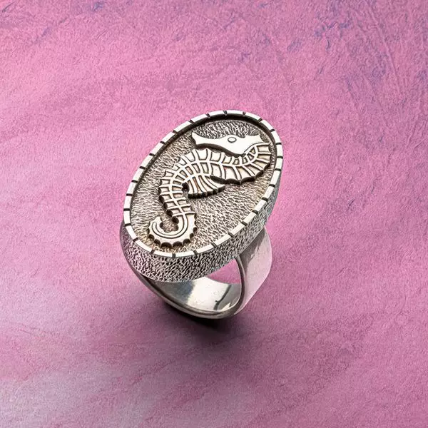 Anillo de invocación de caballito de mar de Roger Halas joyería para hombre