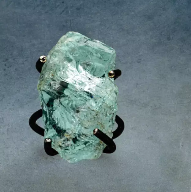 پروژه حلقه‌ای نوئل یووویچ، نسخه برش‌خورده، قطعه‌ای از کریستال آکوامارین به‌طور طبیعی را در Lapidary Journal Jewelry Artist مارس/آوریل 2020 نشان می‌دهد. Aqua is the Smokin’ Stone در همان شماره؛ عکس: جیم لاوسون