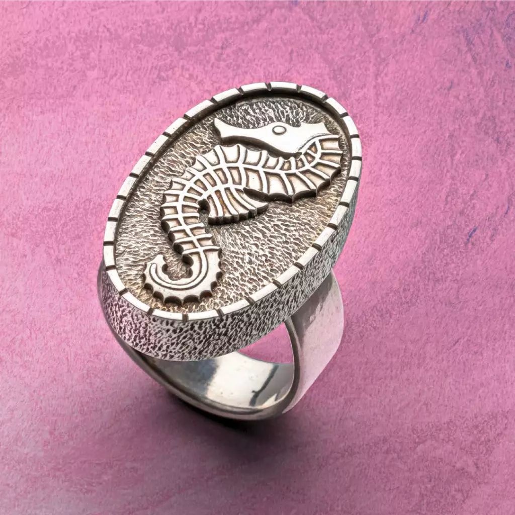 Der profilierte Künstler Roger Halas teilt Anweisungen zur Herstellung dieses Silberrings in „Seahorse Summons“, Lapidary Journal Jewelry Artist September/Oktober 2020; Foto: Jim Lawson