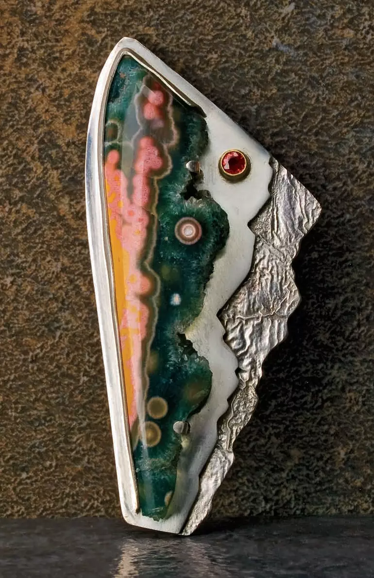 Ova igla od okeanskog jaspisa Noëla Yovovicha pojavljuje se u Everyone’s Guide to How to Lemming Jewelry, posebnoj publikaciji Lapidary Journal Jewelry Artist; foto: Jim Lawson