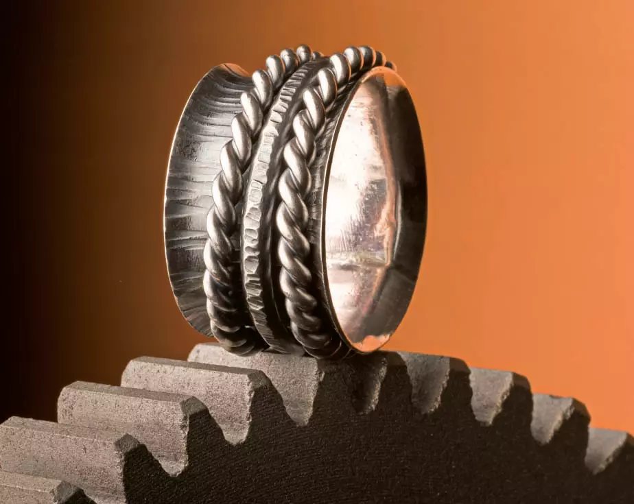 Tento otočný prsteň od Lexi Erickson sa objavil vo filme Making Soldered Jewelry; foto: Jim Lawson