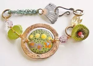 Haz esta pulsera esmaltada de Barbara Lewis con este tutorial gratuito.