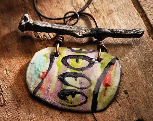 torch enameled pendant yokhala ndi zokongoletsera pamwamba