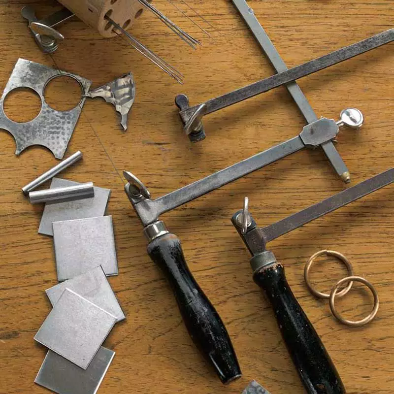 Saw, Solder, Finish: មូលដ្ឋានគ្រឹះឧបករណ៍ធ្វើគ្រឿងអលង្ការសម្រាប់ 3 Metalsmithing Essentials