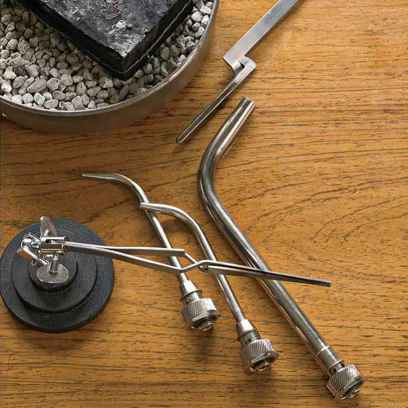Saw, Solder, Finish: ພື້ນຖານເຄື່ອງມືເຮັດເຄື່ອງປະດັບສໍາລັບ 3 Metalsmithing Essentials
