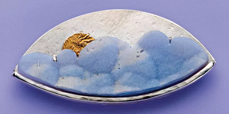 getekstureerde juweliersware-ontwerpe: Lexi Erickson's Blue Cloud Drusy-hangertjie, Julie 2017 Lapidary Journal-juwelierskunstenaar; foto: Jim Lawson