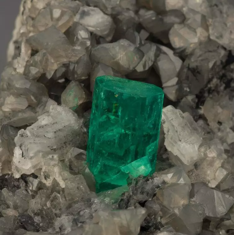 Xav txog tias yog tus miner uas tuaj hla qhov zoo nkauj no 7 cm (kwv yees li 2.75 ntiv tes) ntev emerald crystal! Duab Mia Dixon, los ntawm Pala International.