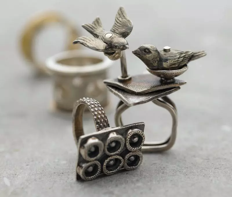 metalen vogelringen van klei door Kate McKinnon