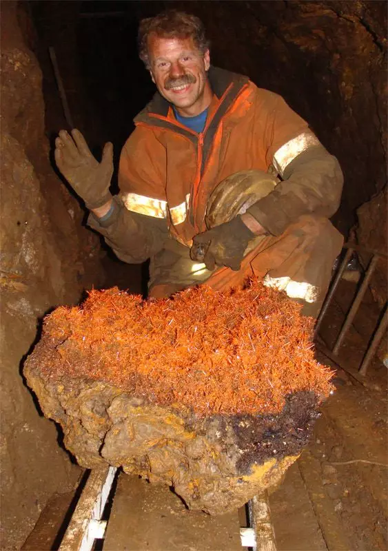 Mining crocoite nan Tasmania: pa pou klostrofob la!