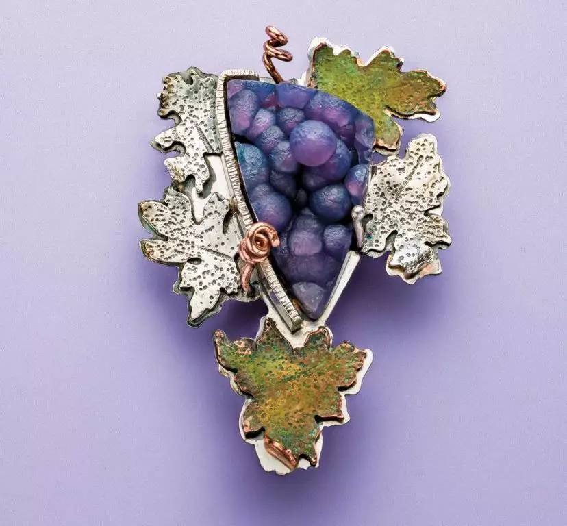 Lexi Erickson’s Grape Cluster Pendant, Lapidary Journal Jewelry Artist, noiembrie 2016; foto: Jim Lawson