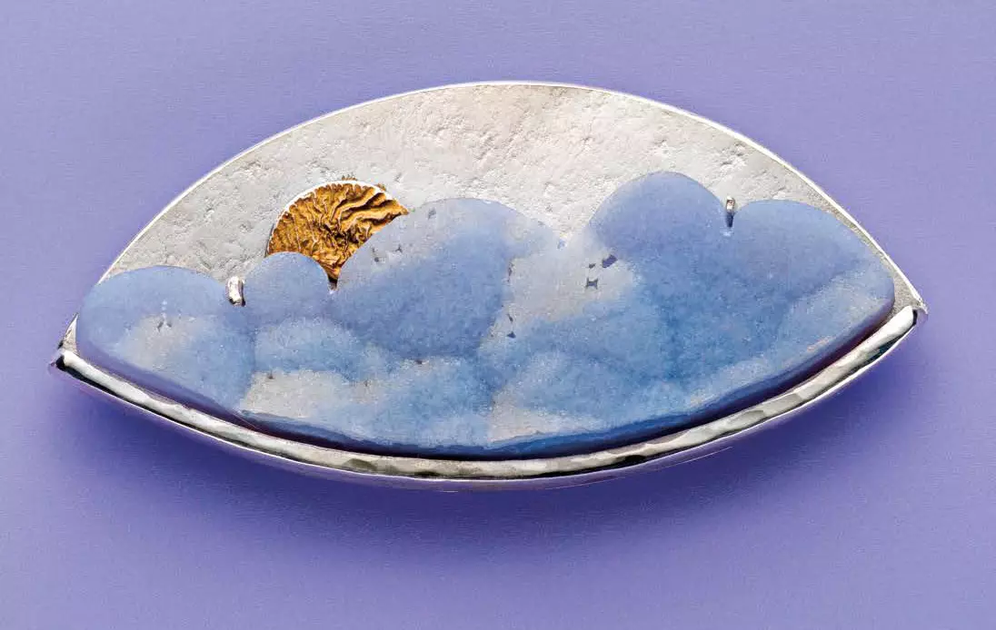 Blue Cloud Drusy Pendant by Lexi Erickson, 2017 წლის ივლისი Lapidary Journal Jewelry Artist; ფოტო: ჯიმ ლოუსონი