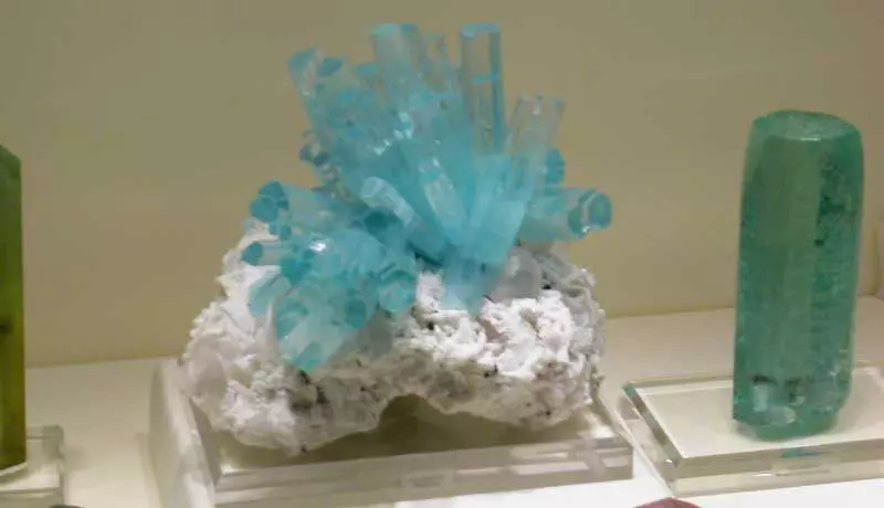 Aquamarine crystal cluster ຈາກ ປາ​ກິ​ສ​ຖານ ໃນ​ກໍ​ລະ​ນີ​ຂອງ​ການ​ສະ​ແດງ​ຕົວ​ຢ່າງ beryl ໃນ​ການ​ສະ​ແດງ Tucson ປີ 2007​; ຮູບພາບ: JS White