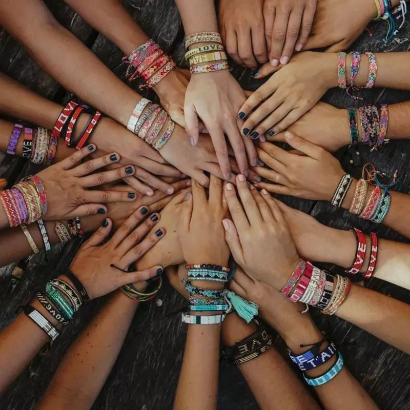 korálkové náramky na kruhu rukou Náramky představující různé země a kultury po celém světě. Foto s laskavým svolením LoveIsProject.com.
