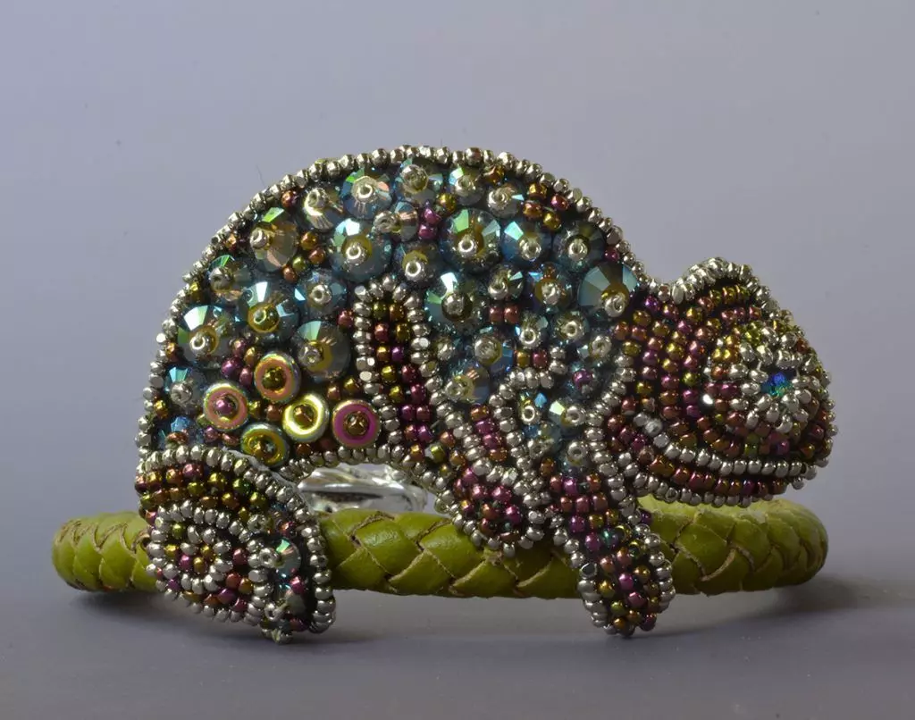 Marty the Chameleon, by Kinga Nichols. Creative Bead Embroidery 1 ndi 2 yokhala ndi Kinga Nichols